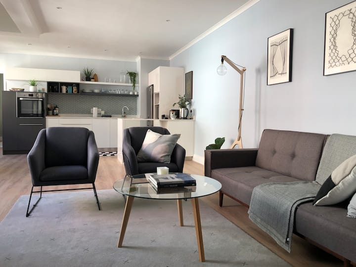 Central And Stylish 2 Bedroom 2 Bathroom Apartment - Cape Town