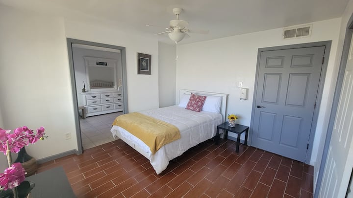 Adorable Cottage Rented By Room 2 - Santa Teresa, NM