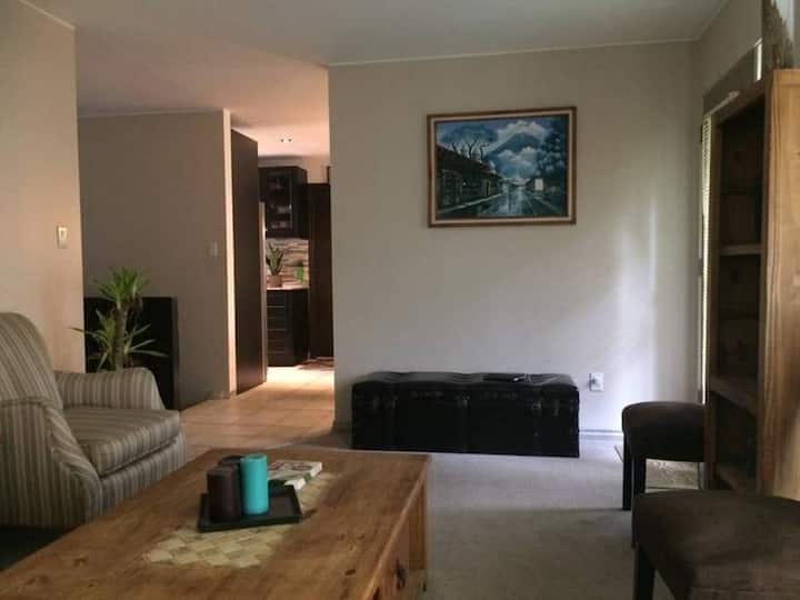 Clean &Cozy Private Suite W/parking - Hamilton