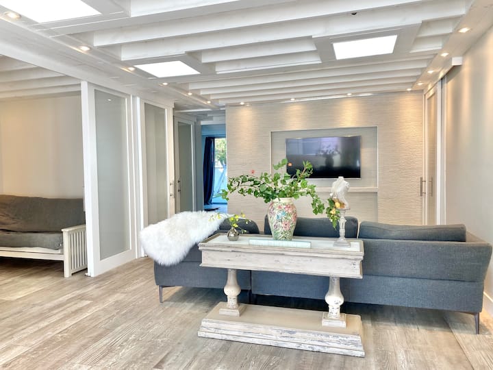 Contemporary Beach Haven - Ventura, CA