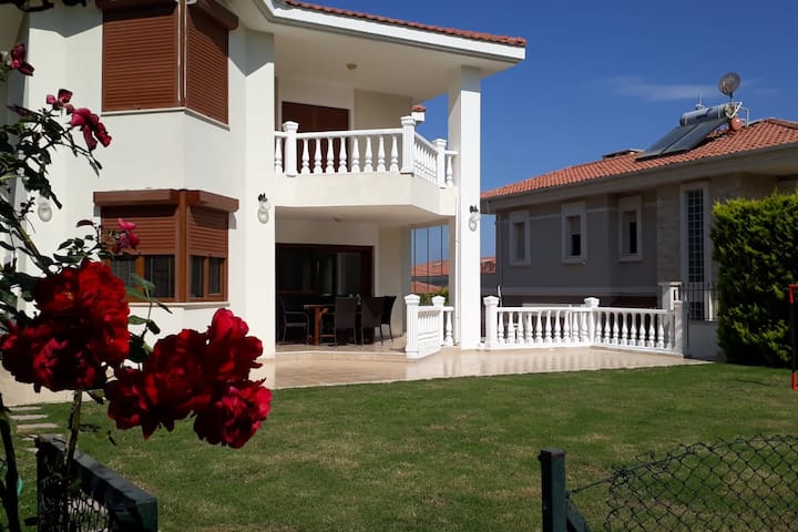 Alaçatı Konağı-özel Otopark, 1.000 M² Bahçe- Ferah - Çeşme