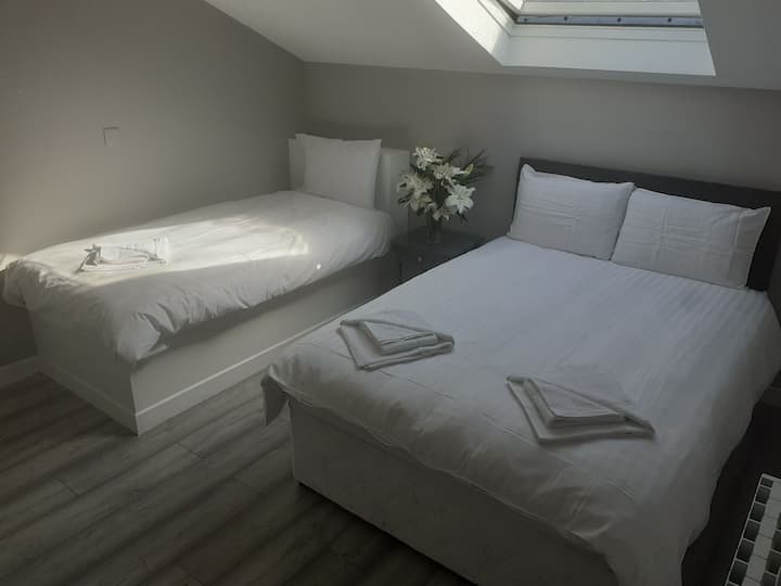 15 Bed 2 Bathroom Accommodation In Westport Town. - Westport, Ireland