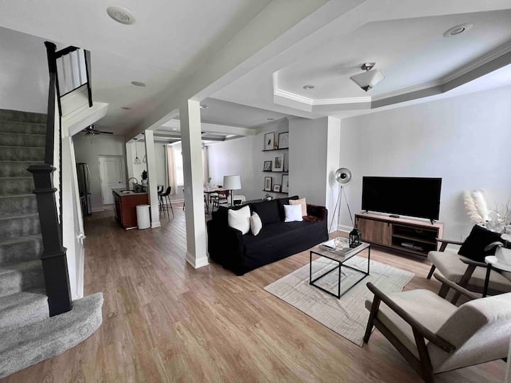 Stylish Townhome (3br 2.5ba) - Baltimore, MD