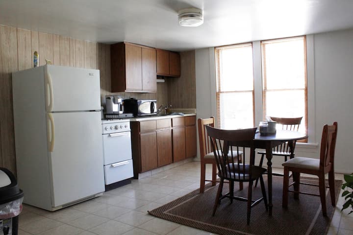 Private Apt Bradley,  Hospitals, Heart Of The City - Peoria