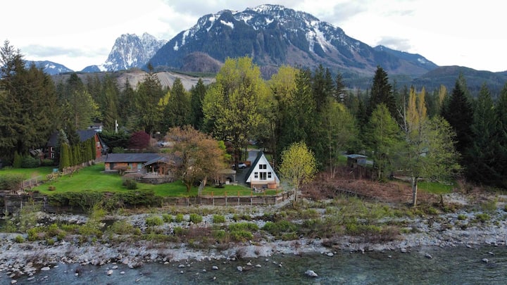 Daisy Cozy Riverfront W/ Hot Tub & Wood Stove - Gold Bar, WA