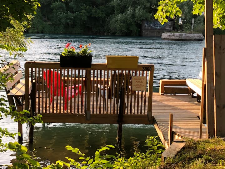 Cozy River House W/ A Private Dock; 6 Bedrooms - Niagara Falls