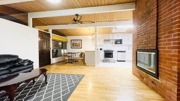 Entire Spacious 4b House With Fenced Yard - Bellevue, WA