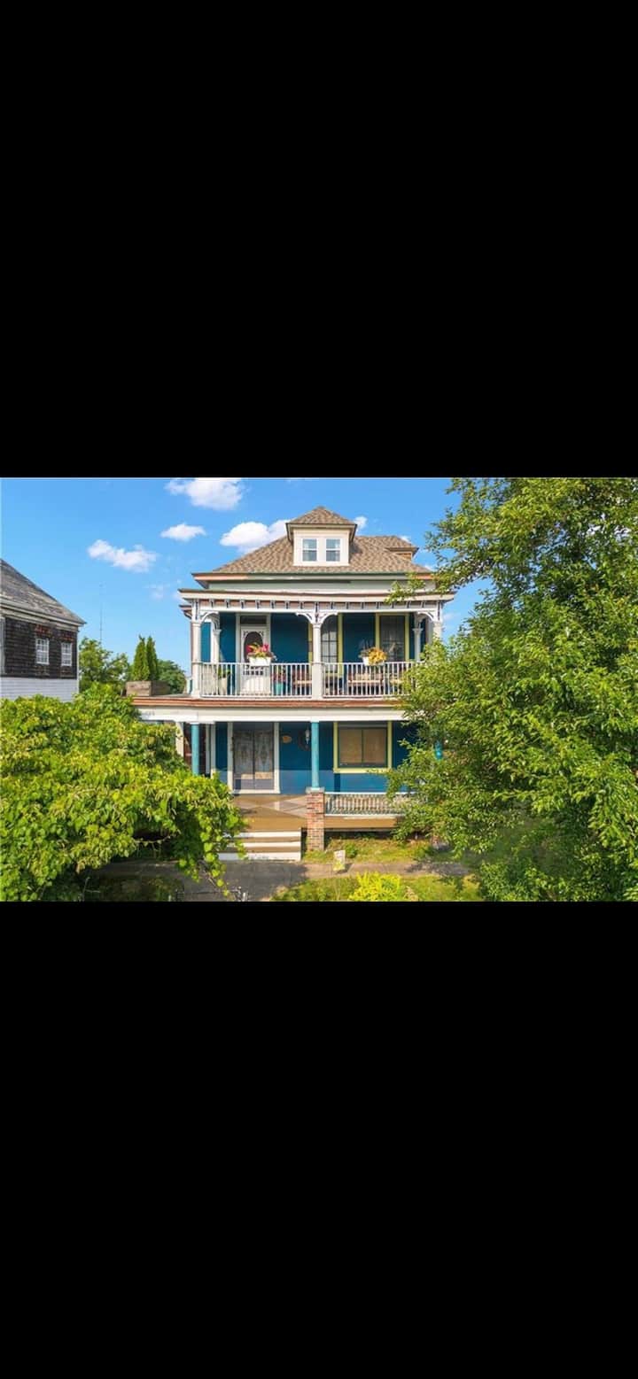 Unique 1856 Charming 1st Floor Apartment - Pittsburgh