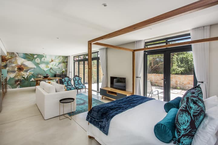 Garden Cottage Is A Unique, And Beautifully Styled - Le Cap