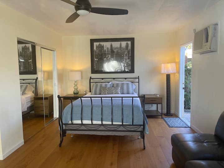 Spacious Master Bedroom With Private Entrance. - Anaheim, CA