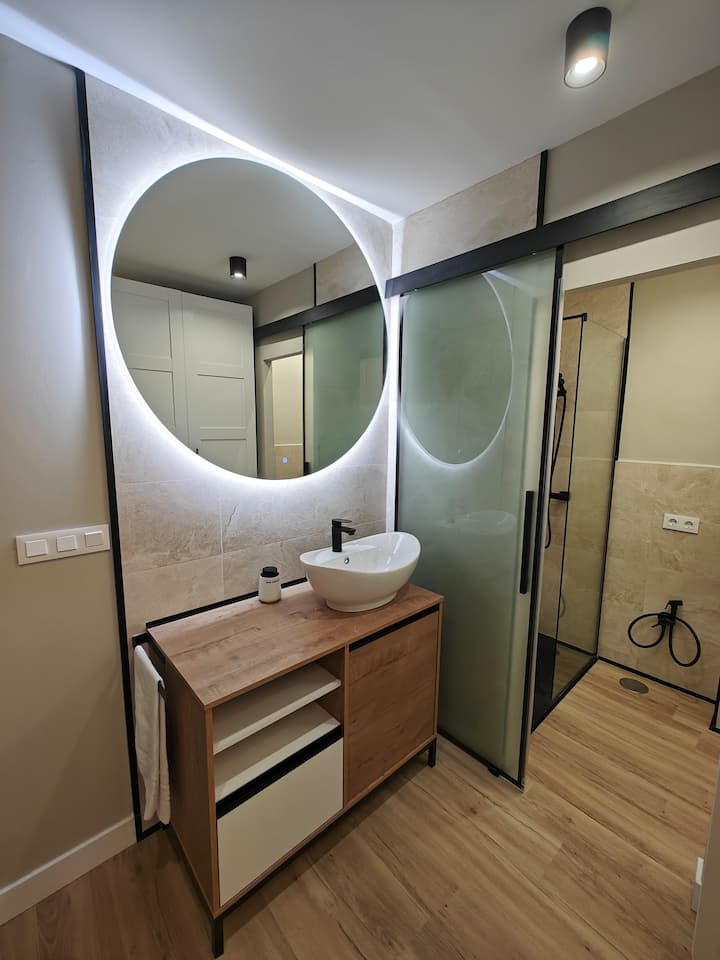 Spacious & Renovated 2 Level Flat. Well Connected. - Madrid