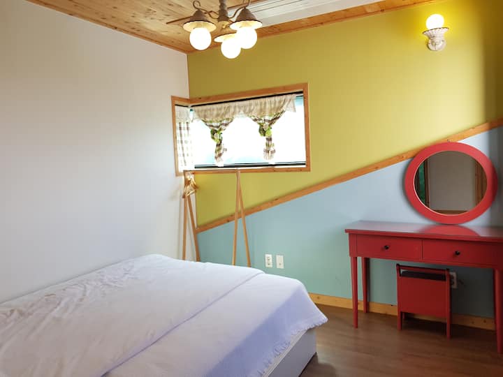 제주 개구리펜션 독채2호 산방산 바로 아래 풍경 좋은 복층형 독채펜션 개별 잔디마당 - Jeju-do