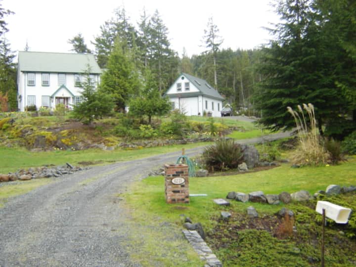 Cozy East Sooke Coach House Suite. - Sooke