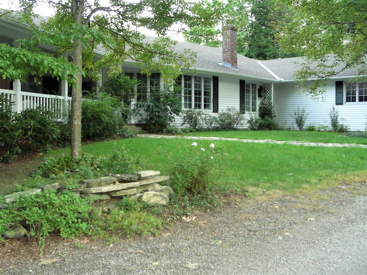 Convenient Whispering Pines Estate Panoramic Views - Hanover, NH