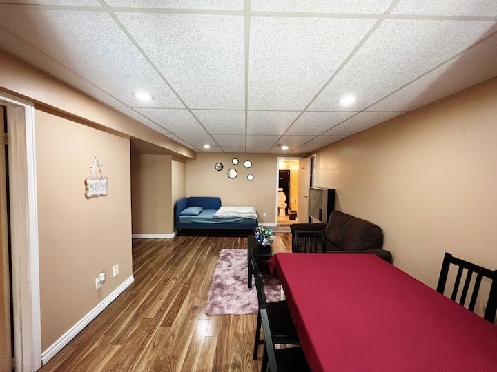 Quiet Family Friendly Walkout Guest Suite - Ajax