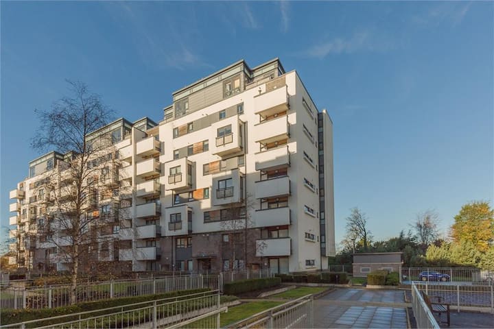 Modern Edinburgh Apartment with 2 Balconies - Condominiums for Rent in ...