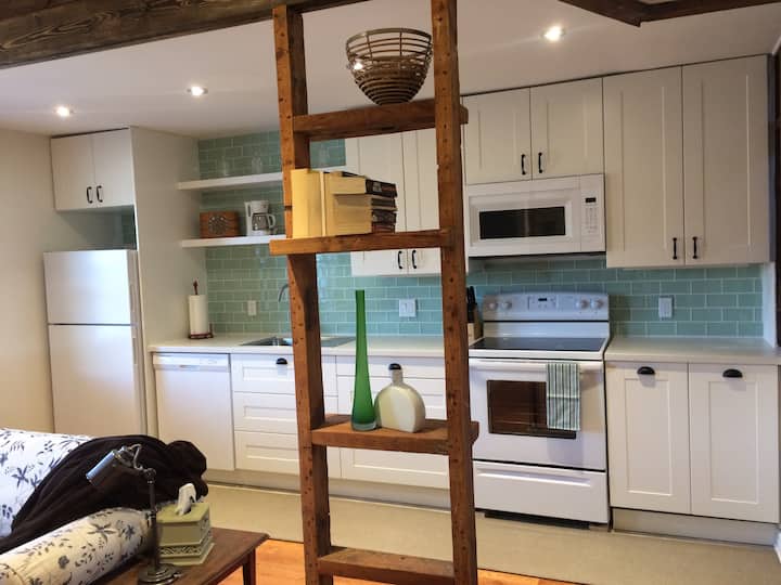 Bright And Spacious Close To Subway - Toronto