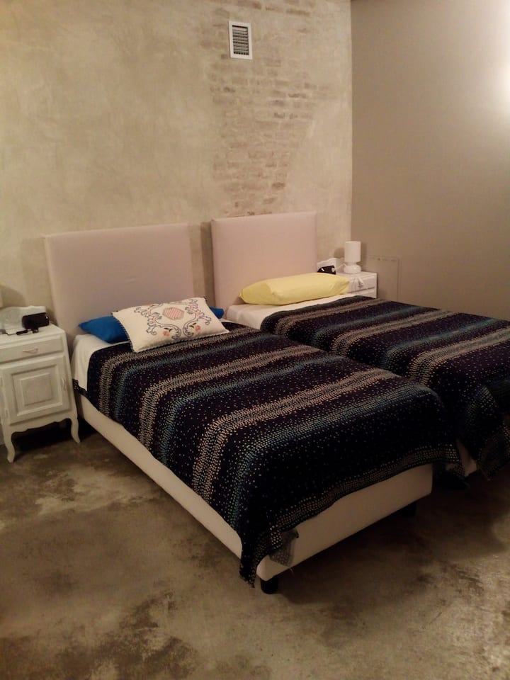 Camera Doppia Uso Singolo A Casa Torre Allera B&b - Cuneo