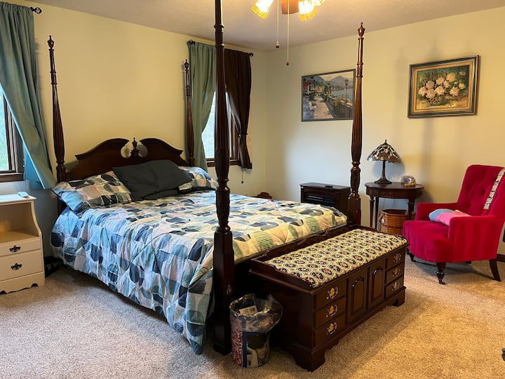 Carmel Parlor Suite Near Arts And Entertainment - Noblesville, IN