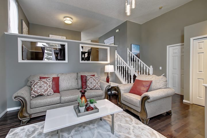 V. Modern, Classy, 5bed 3bths, Mins To Dt, A/port - Calgary