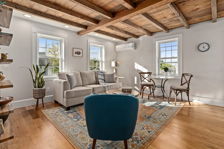 Walk To Beach & Restaurants At Luxury Renovation - Penzance Road, MA