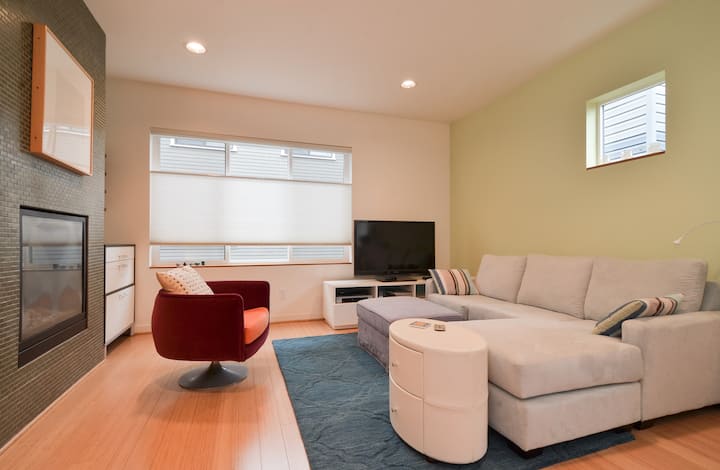 Beautiful, Modern Townhouse - Seattle, WA
