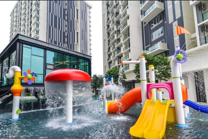 Theshore 6 Walking To Jonkerstreet - Malacca