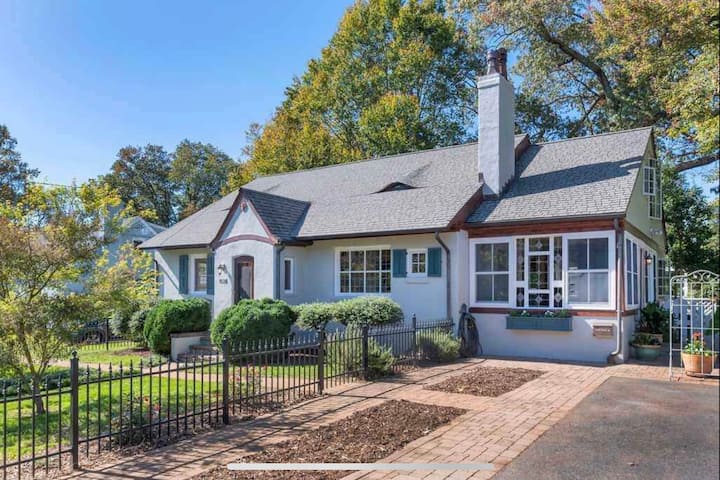 Park Street Cottage | 5 Bdrm/4 Bath | Sleeps 14 - Charlottesville, VA