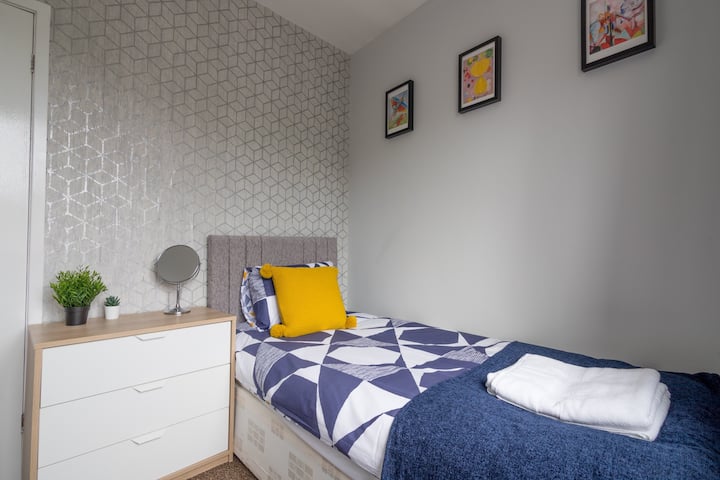 Wonderful Single Room In York. Parking - York