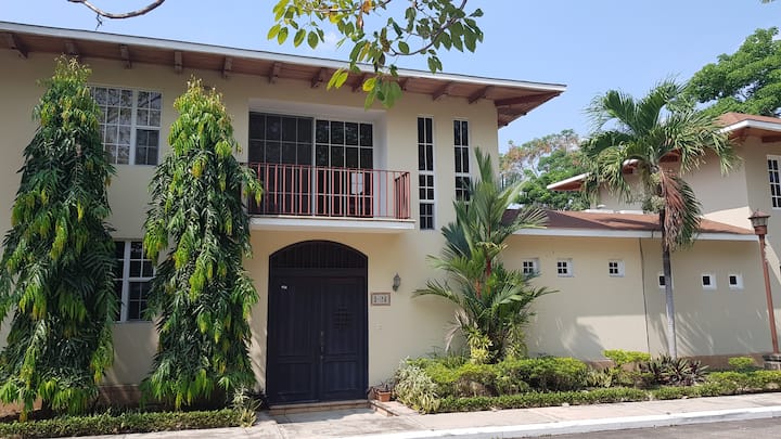 Villa En Retalhuleu A 20 Min Del Irtra - Retalhuleu