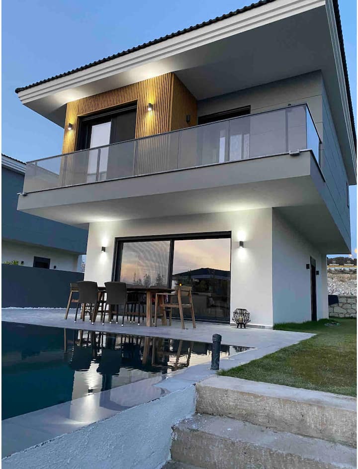 ÇEşme'de Havuzlu Tam Müstakil Villa - Alaçatı