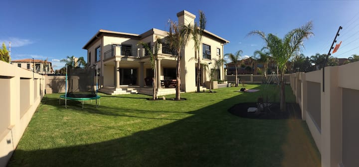 Luxury Mansion For A Safe Stay - Brakpan