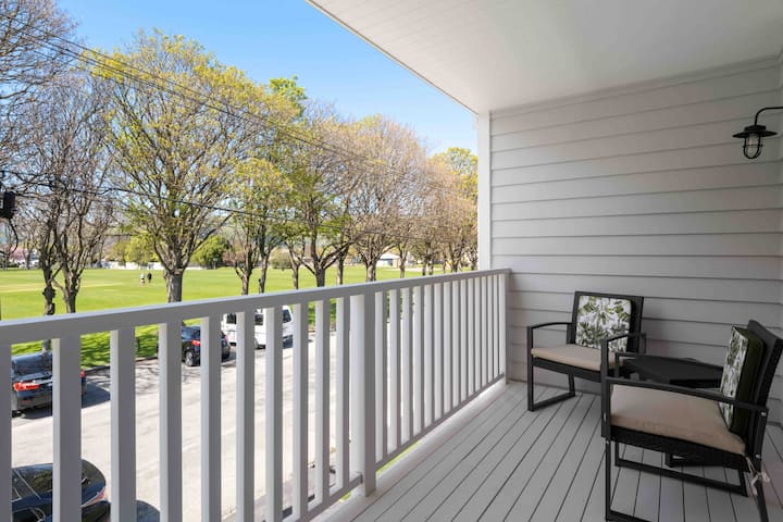 Park Side Ensuite Bedroom And Balcony - Christchurch