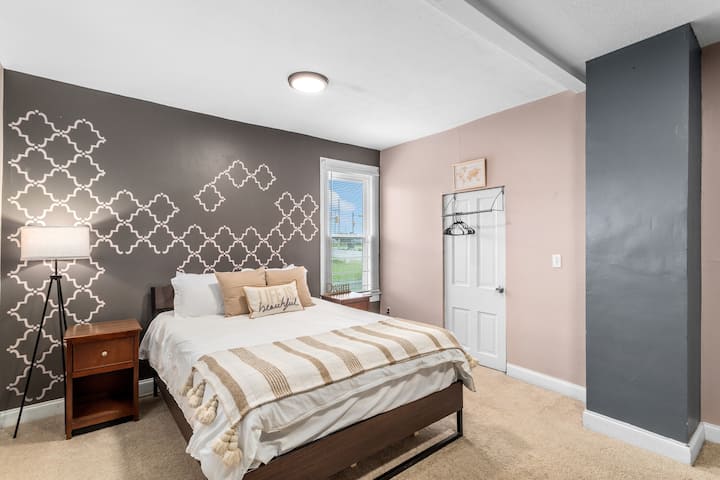 Centrally Located| King Bedroom| Free Parking - Cleveland, OH