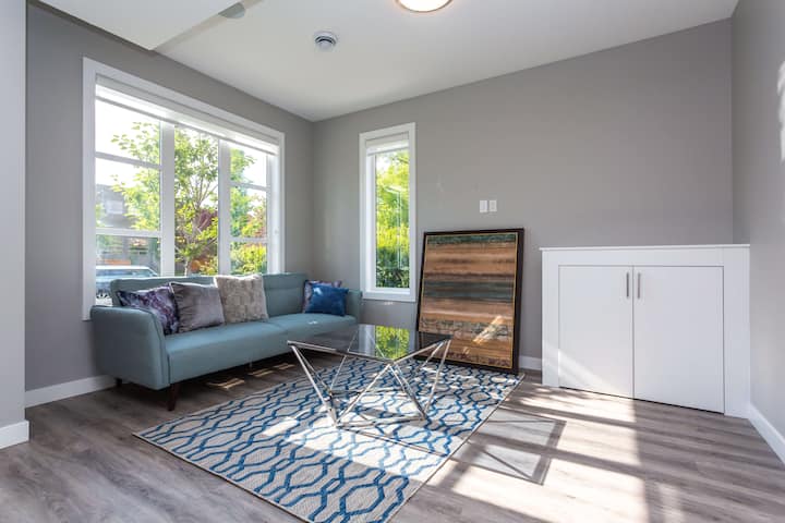 Urban Luxury Oasis In Killarney - Calgary