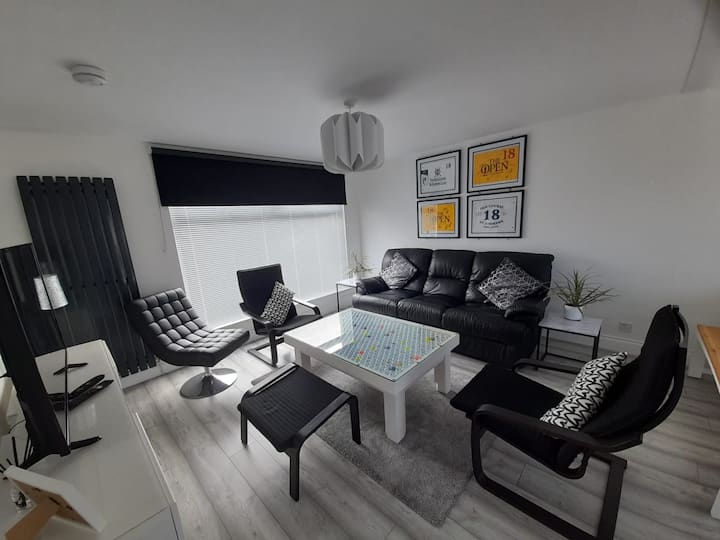 Modern 3 Bedroom St Andrews House & Putting Green - East Neuk