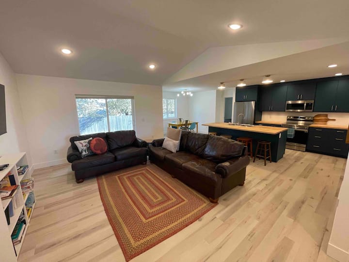 Brand New Modern Home, Garage, Fam Friendly! - Billings, MT