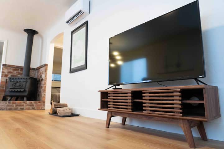 Stunning Modern Downtown House W/ Wood Stove + Hot Tub - Mount Shasta, CA