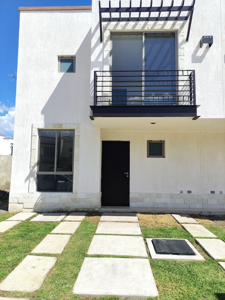 Casa 4 Cuartos En Residencial Club Alberca Factura - León