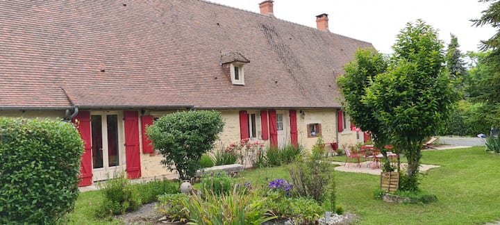 Très Belle Longere Au Calme, Située à 5mn Du Centre Ville De Bourges.
Une Partie De La Maison Est Privatisée Avec 2 Chambres Dont Une Avec Lit Bb, 1 Salle De Bain Et Un Espace Bureau - Bourges