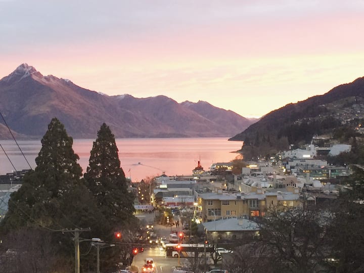 Walk To Town. Hot Tub - Huge Lake Views- King Beds - Queenstown
