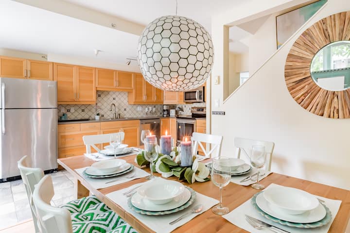 Soak Up The Subtle Nautical Vibe At A Coal Harbour Townhouse - North Vancouver