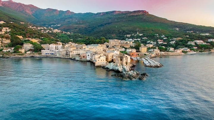 Loft De 100 M2 à Erbalunga, Pieds Dans L'eau - Brando