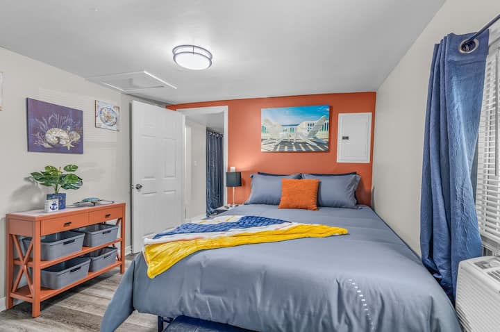 Top Floor Apt. Overlooking Park(30 Day Min. Stay) - Hampton, VA