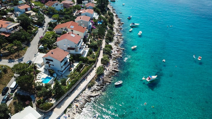 Seafront Villa With Private Pool - Okrug Gornji