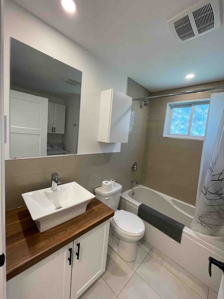 Grand 4,5 Rénové à Neuf Près De Bus Et Autoroute! - Quebec