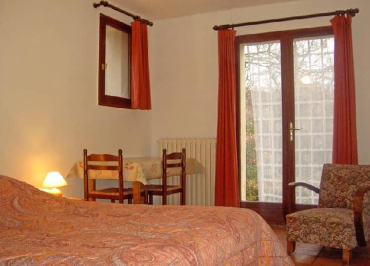 Chambre Rose Pour Une Ou Deux Personnes - Nyons