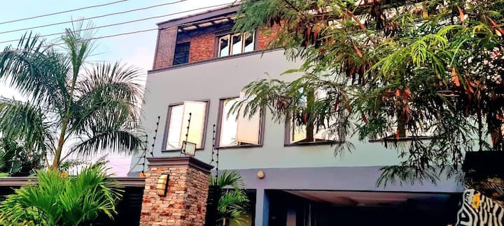 Modern 3 Bedroom House, Great For Groups/families - Accra