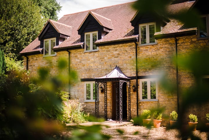 Spacious + Peaceful Farmhouse Surrounded By Nature - Shaftesbury