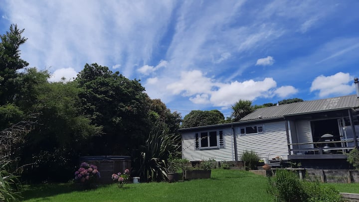 Original Farmhouse With Awesome Views And Hot Tub - Raglan